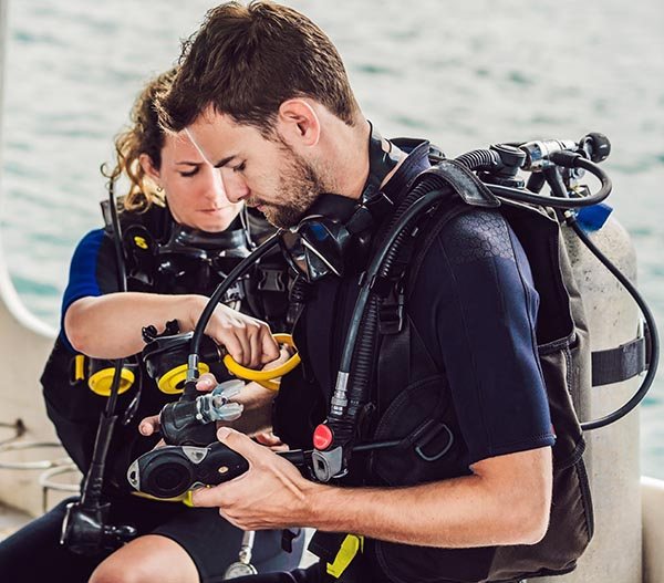 Top 10 Essential Safety Tips for Beginner Scuba Divers